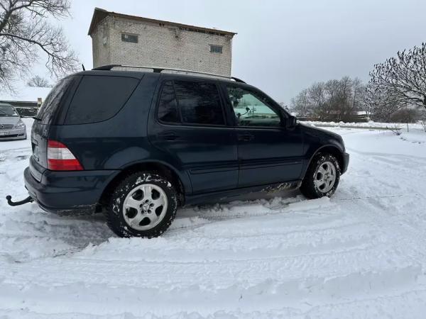 Blue Mercedes-Benz ML 270 2003 in Grobiņa, with an engine capacity of 2.70 L and mileage of 333 thousand km for 2800 €, photo 7 on AUTOMOTO.COM.LV
