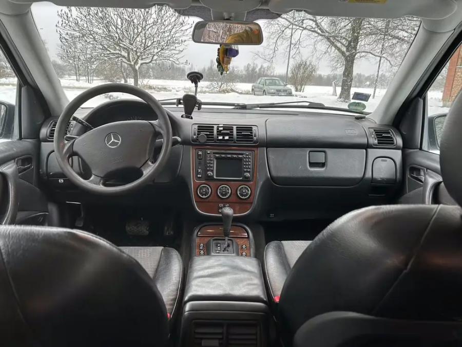 Blue Mercedes-Benz ML 270 2003 in Grobiņa, with an engine capacity of 2.70 L and mileage of 333 thousand km for 2800 €, photo 9 on AUTOMOTO.COM.LV
