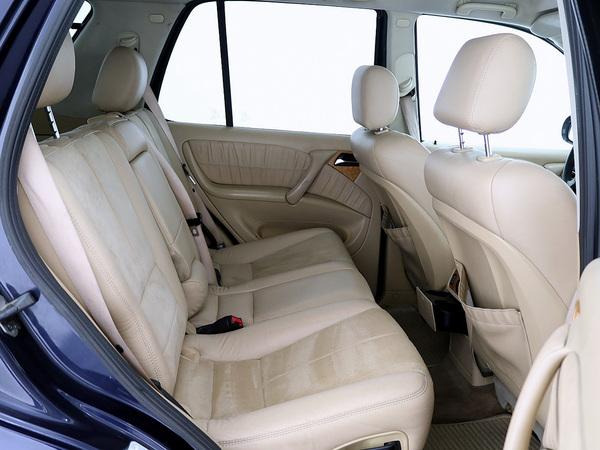 Zils Mercedes-Benz ML 270 2004 Tallina, ar dzinēja tilpumu 2.70 L un nobraukumu 306 tūkst. km par 2799 €, foto 7 vietnē AUTOMOTO.COM.LV