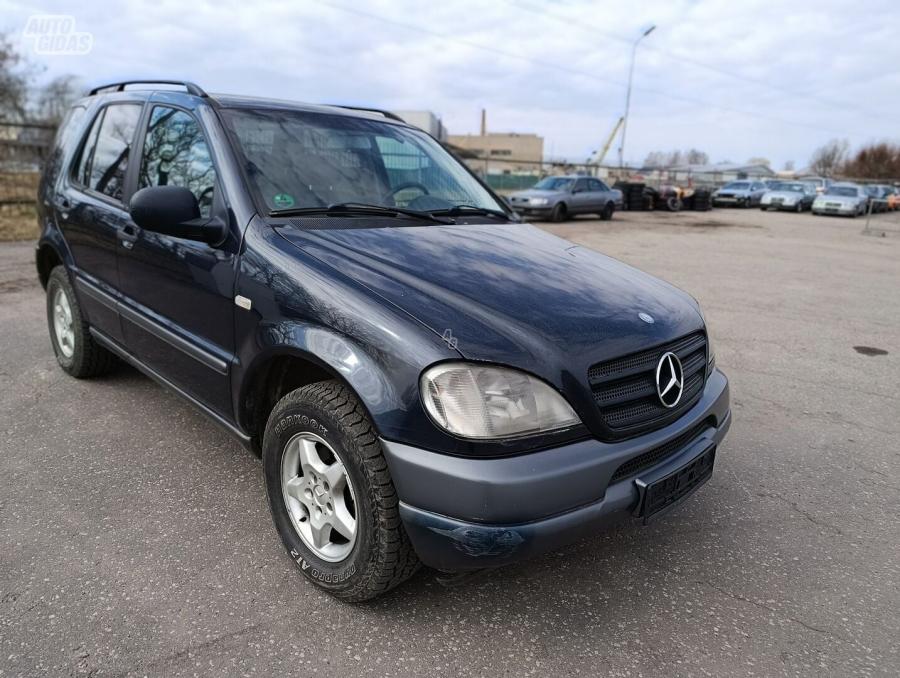 Grey Mercedes-Benz ML 270 2000 in Marijampole, with an engine capacity of 2.70 L and mileage of 295 thousand km for 2499 €, photo 2 on AUTOMOTO.COM.LV