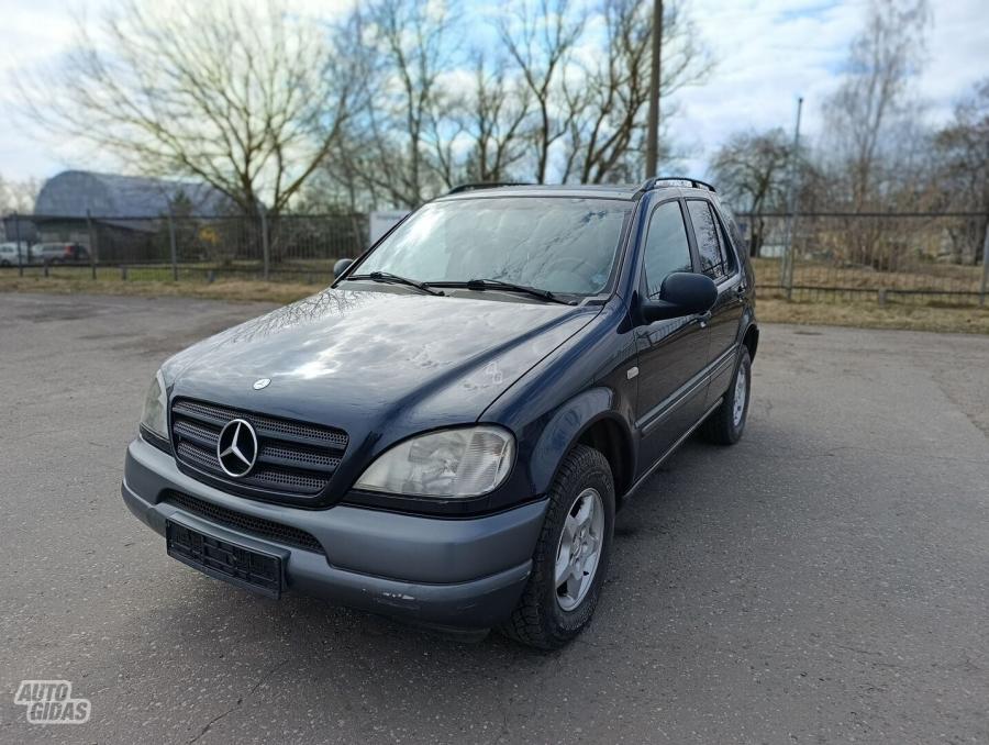 Grey Mercedes-Benz ML 270 2000 in Marijampole, with an engine capacity of 2.70 L and mileage of 295 thousand km for 2499 €, photo 4 on AUTOMOTO.COM.LV