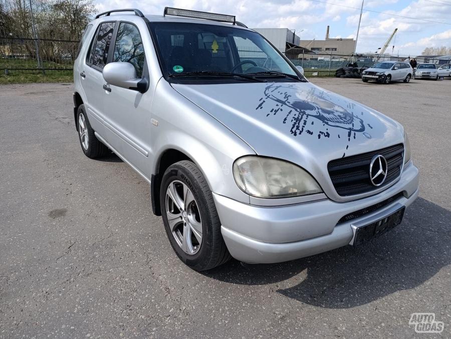 Grey Mercedes-Benz ML 270 2000 in Marijampole, with an engine capacity of 2.70 L and mileage of 226 thousand km for 2550 €, photo 1 on AUTOMOTO.COM.LV
