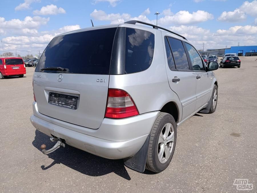 Grey Mercedes-Benz ML 270 2000 in Marijampole, with an engine capacity of 2.70 L and mileage of 226 thousand km for 2550 €, photo 4 on AUTOMOTO.COM.LV