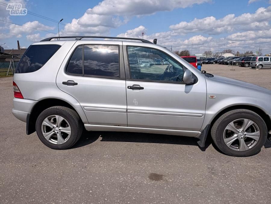 Grey Mercedes-Benz ML 270 2000 in Marijampole, with an engine capacity of 2.70 L and mileage of 226 thousand km for 2550 €, photo 5 on AUTOMOTO.COM.LV