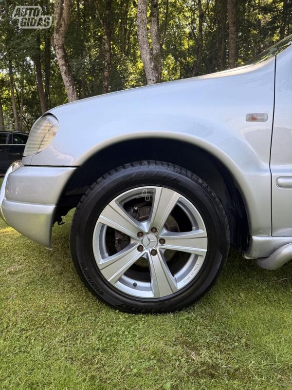 Pelēks Mercedes-Benz ML 270 2001 Gargždai, ar dzinēja tilpumu 2.70 L un nobraukumu 326 tūkst. km par 3800 €, foto 4 vietnē AUTOMOTO.COM.LV
