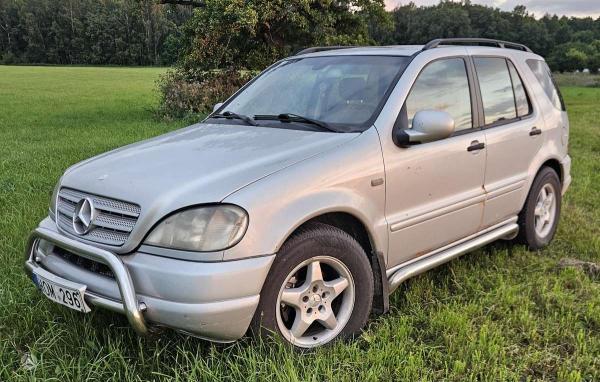 Pelēks Mercedes-Benz ML 270 2001 Biržai, ar dzinēja tilpumu 2.69 L un nobraukumu 329 tūkst. km par 1900 €, foto 2 vietnē AUTOMOTO.COM.LV