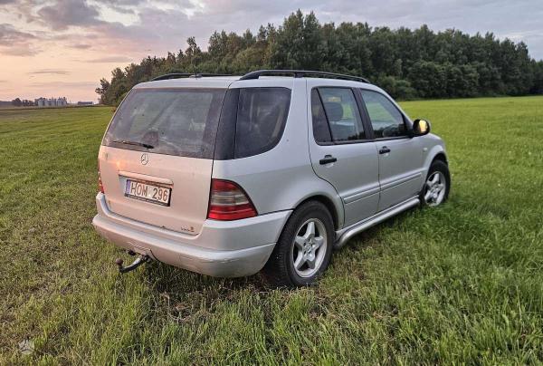 Pelēks Mercedes-Benz ML 270 2001 Biržai, ar dzinēja tilpumu 2.69 L un nobraukumu 329 tūkst. km par 1900 €, foto 3 vietnē AUTOMOTO.COM.LV