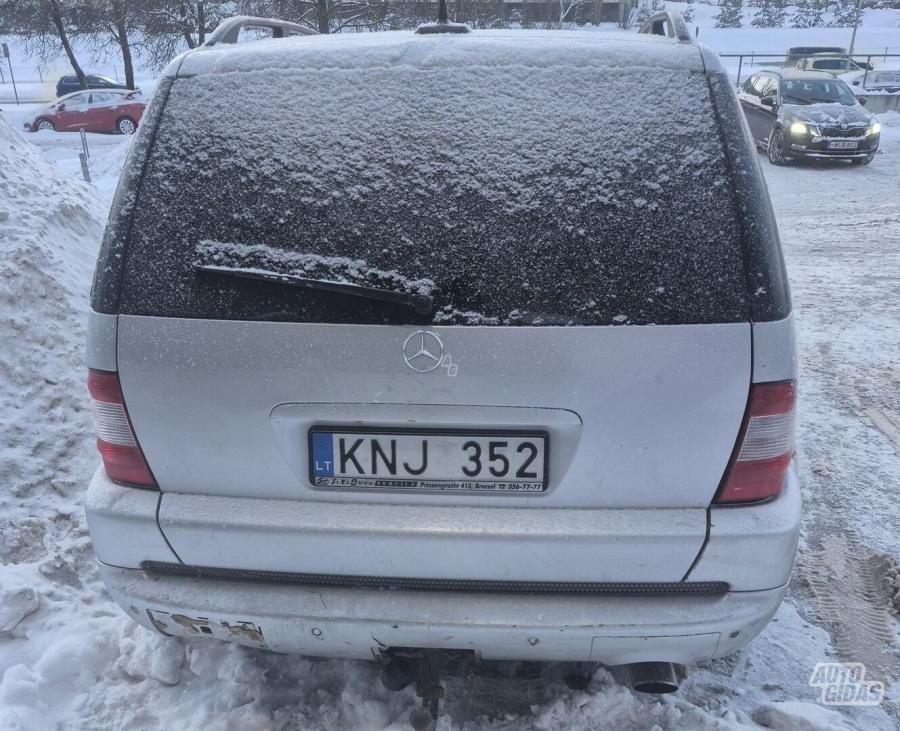 Pelēks Mercedes-Benz ML 270 2003 Viļņa, ar dzinēja tilpumu 2.70 L un nobraukumu 332 tūkst. km par 2499 €, foto 4 vietnē AUTOMOTO.COM.LV