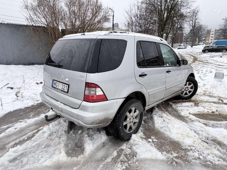 Pelēks Mercedes-Benz ML 270 2004 Viļņa, ar dzinēja tilpumu 2.69 L un nobraukumu 420 tūkst. km par 1900 €, foto 3 vietnē AUTOMOTO.COM.LV