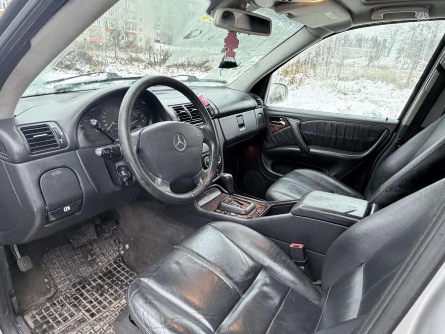 Pelēks Mercedes-Benz ML 270 2004 Viļņa, ar dzinēja tilpumu 2.69 L un nobraukumu 420 tūkst. km par 1900 €, foto 5 vietnē AUTOMOTO.COM.LV