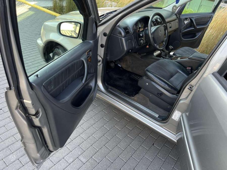 Pelēks Mercedes-Benz ML 270 2005 Viļņa, ar dzinēja tilpumu 2.70 L un nobraukumu 318 tūkst. km par 2250 €, foto 22 vietnē AUTOMOTO.COM.LV