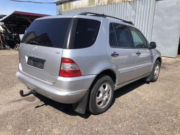 Grey Mercedes-Benz ML 270 2001 in Taurage, with an engine capacity of 2.70 L and mileage of 305 thousand km for 2250 €, photo 3 on AUTOMOTO.COM.LV
