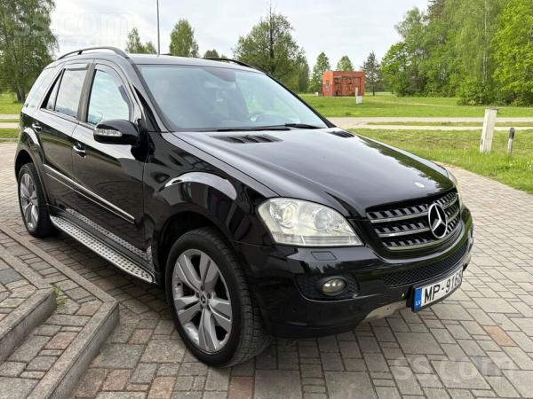 Black Mercedes-Benz ML 280 2006 in Jelgava, with an engine capacity of 3.00 L and mileage of 315 thousand km for 4800 €, photo 2 on AUTOMOTO.COM.LV
