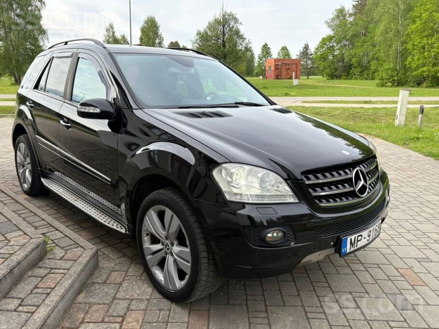 Black Mercedes-Benz ML 280 2006 in Jelgava, with an engine capacity of 3.00 L and mileage of 315 thousand km for 4800 €, photo 2 on AUTOMOTO.COM.LV