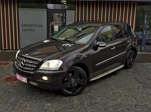 Black Mercedes-Benz ML 280 2006 in Riga, with an engine capacity of 3.00 L and mileage of 271 thousand km for 7900 €, photo 1 on AUTOMOTO.COM.LV