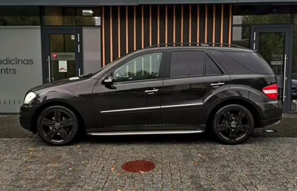 Black Mercedes-Benz ML 280 2006 in Riga, with an engine capacity of 3.00 L and mileage of 271 thousand km for 7900 €, photo 5 on AUTOMOTO.COM.LV