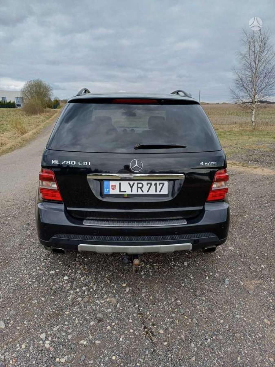 Black Mercedes-Benz ML 280 2006 in Vilnius, with an engine capacity of 2.99 L and mileage of 300 thousand km for 4500 €, photo 3 on AUTOMOTO.COM.LV