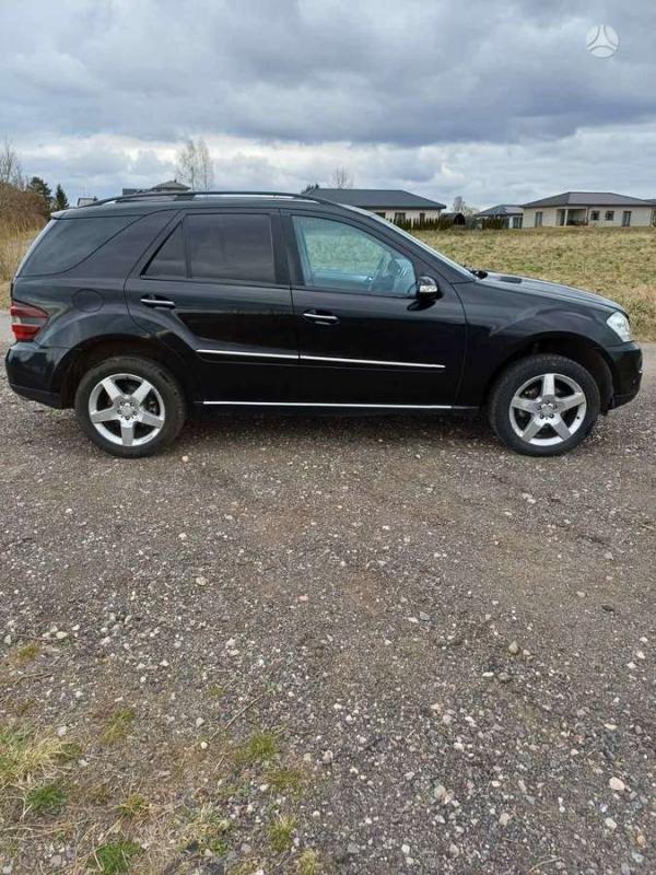 Melns Mercedes-Benz ML 280 2006 Viļņa, ar dzinēja tilpumu 2.99 L un nobraukumu 300 tūkst. km par 4500 €, foto 4 vietnē AUTOMOTO.COM.LV