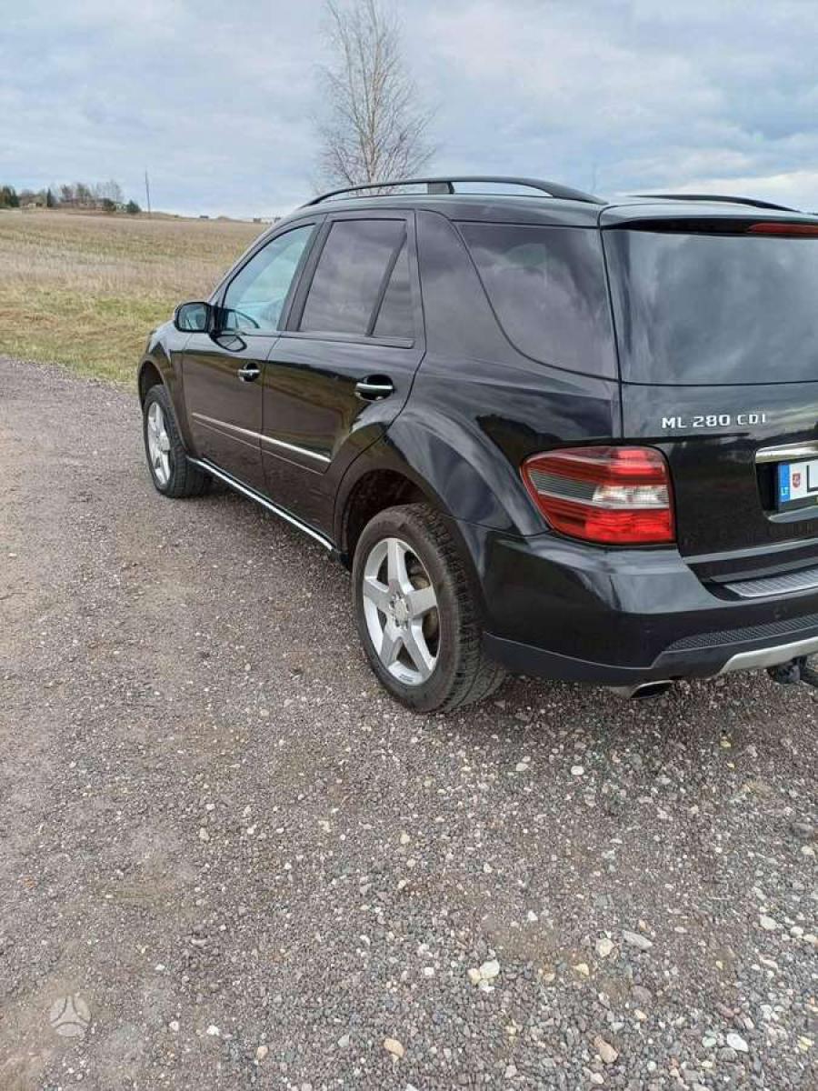 Black Mercedes-Benz ML 280 2006 in Vilnius, with an engine capacity of 2.99 L and mileage of 300 thousand km for 4500 €, photo 7 on AUTOMOTO.COM.LV