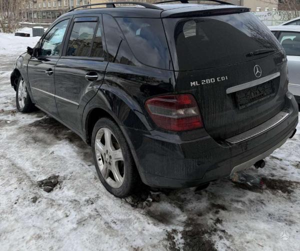 Melns Mercedes-Benz ML 280 2007 Viļņa, ar dzinēja tilpumu 0.00 L un nobraukumu 330 tūkst. km par 2000 €, foto 2 vietnē AUTOMOTO.COM.LV