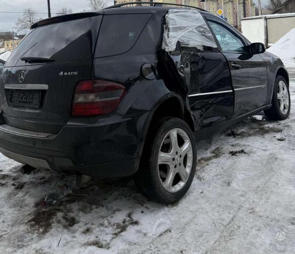 Melns Mercedes-Benz ML 280 2007 Viļņa, ar dzinēja tilpumu 0.00 L un nobraukumu 330 tūkst. km par 2000 €, foto 3 vietnē AUTOMOTO.COM.LV
