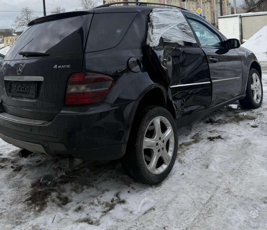 Black Mercedes-Benz ML 280 2007 in Vilnius, with an engine capacity of 0.00 L and mileage of 330 thousand km for 2000 €, photo 3 on AUTOMOTO.COM.LV