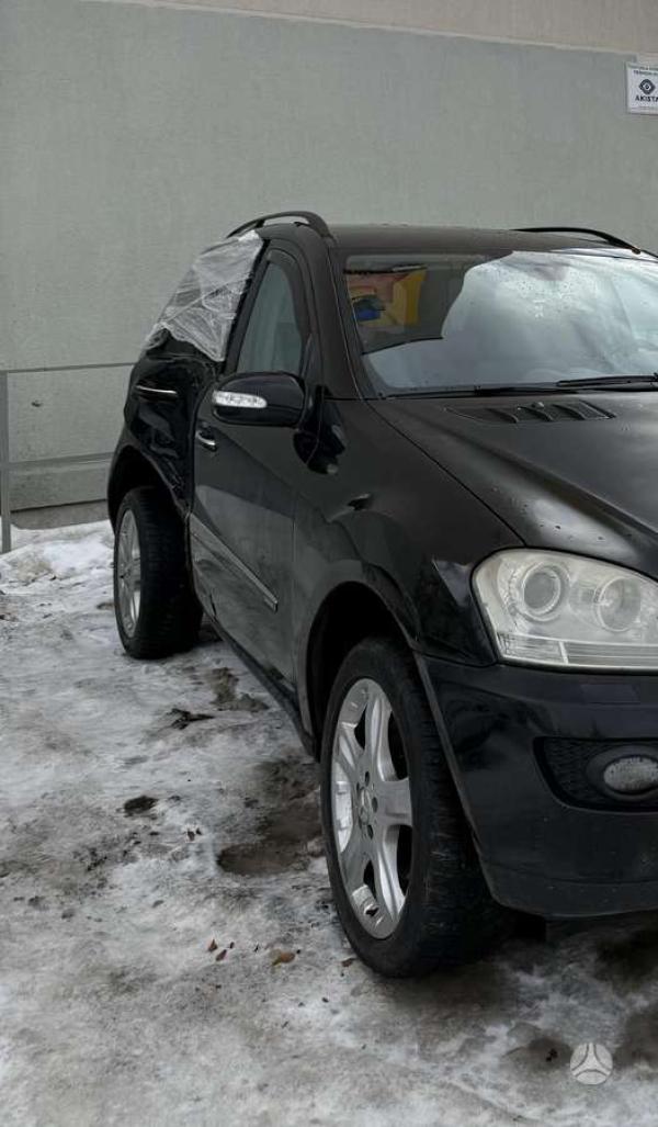 Melns Mercedes-Benz ML 280 2007 Viļņa, ar dzinēja tilpumu 0.00 L un nobraukumu 330 tūkst. km par 2000 €, foto 4 vietnē AUTOMOTO.COM.LV