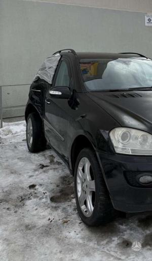 Black Mercedes-Benz ML 280 2007 in Vilnius, with an engine capacity of 0.00 L and mileage of 330 thousand km for 2000 €, photo 4 on AUTOMOTO.COM.LV