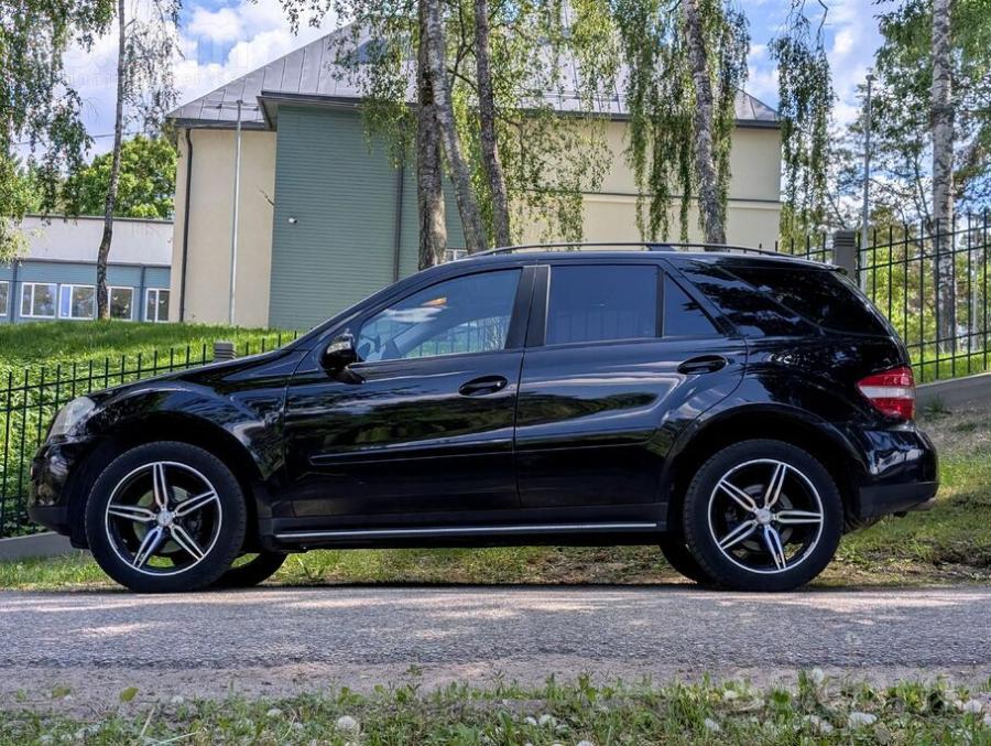 Black Mercedes-Benz ML 280 2007 in Riga, with an engine capacity of 3.00 L and mileage of 286 thousand km for 4500 €, photo 1 on AUTOMOTO.COM.LV