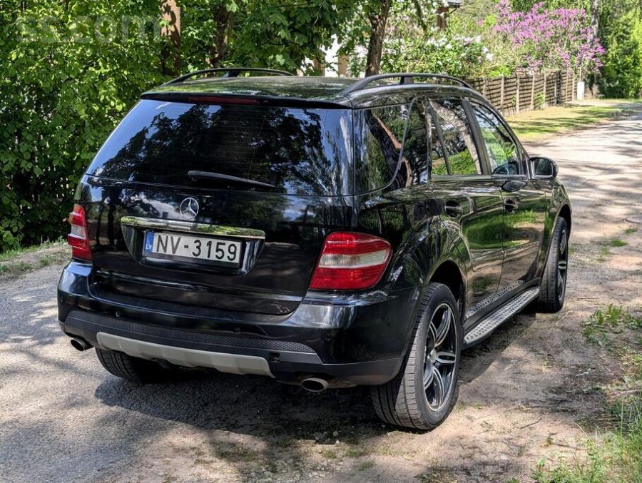 Black Mercedes-Benz ML 280 2007 in Riga, with an engine capacity of 3.00 L and mileage of 286 thousand km for 4500 €, photo 5 on AUTOMOTO.COM.LV