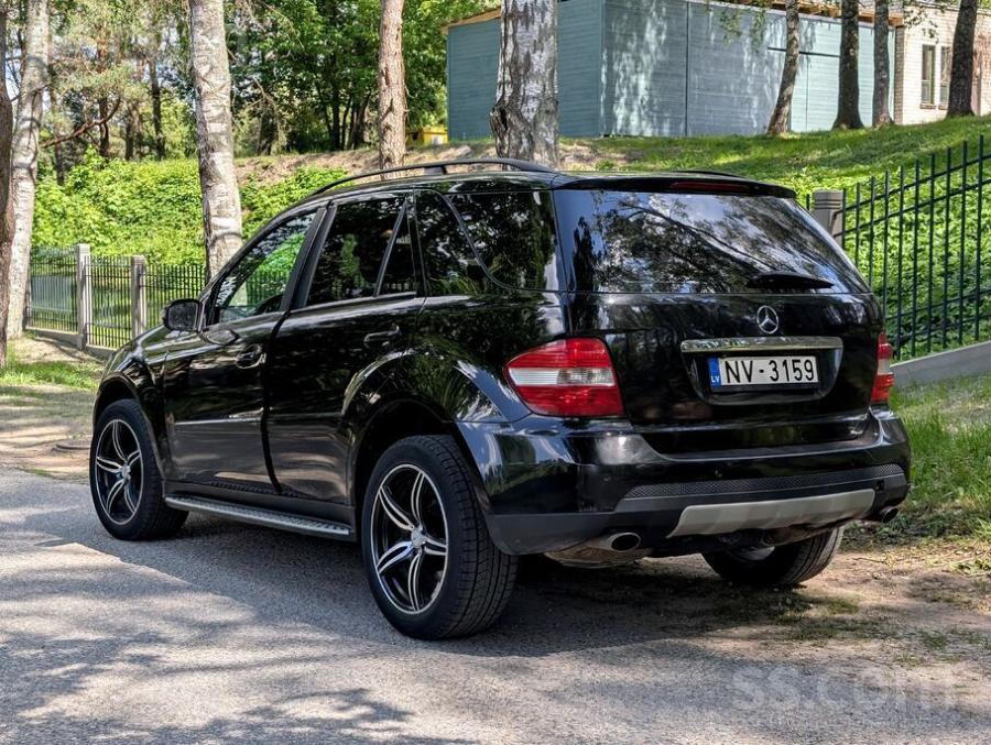 Black Mercedes-Benz ML 280 2007 in Riga, with an engine capacity of 3.00 L and mileage of 286 thousand km for 4500 €, photo 7 on AUTOMOTO.COM.LV