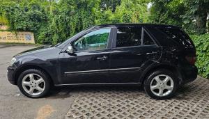 Black Mercedes-Benz ML 280 2007 in Riga, with an engine capacity of 3.00 L and mileage of 306 thousand km for 4800 €, photo 4 on AUTOMOTO.COM.LV