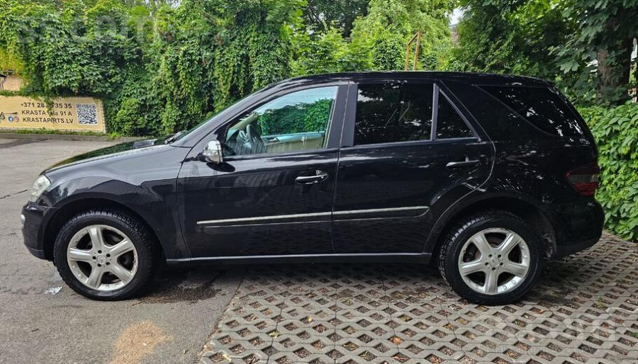 Black Mercedes-Benz ML 280 2007 in Riga, with an engine capacity of 3.00 L and mileage of 306 thousand km for 4800 €, photo 4 on AUTOMOTO.COM.LV