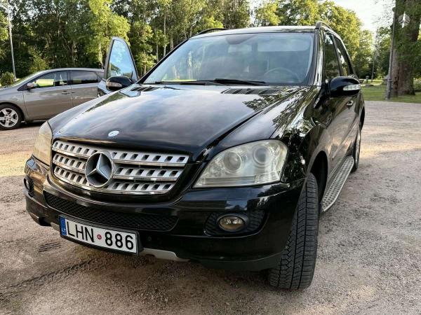 Black Mercedes-Benz ML 280 2007 in Rokiskis, with an engine capacity of 2.99 L and mileage of 274 thousand km for 4600 €, photo 1 on AUTOMOTO.COM.LV