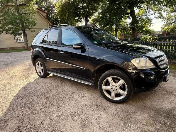 Black Mercedes-Benz ML 280 2007 in Rokiskis, with an engine capacity of 2.99 L and mileage of 274 thousand km for 4600 €, photo 3 on AUTOMOTO.COM.LV