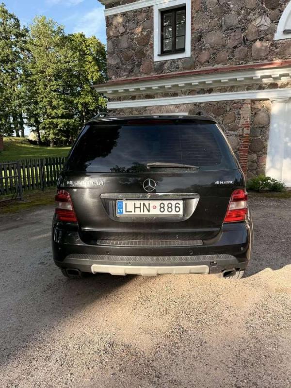Black Mercedes-Benz ML 280 2007 in Rokiskis, with an engine capacity of 2.99 L and mileage of 274 thousand km for 4600 €, photo 6 on AUTOMOTO.COM.LV