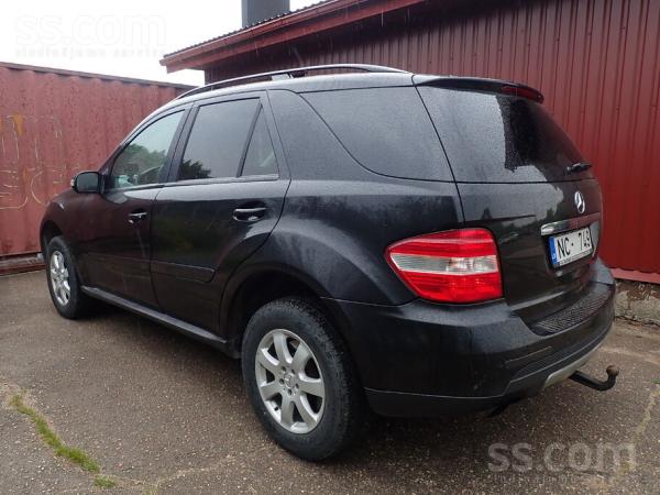 Black Mercedes-Benz ML 280 2007 in Liepaja, with an engine capacity of 3.00 L and mileage of 264 thousand km for 4950 €, photo 3 on AUTOMOTO.COM.LV