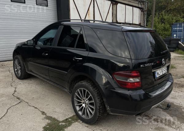 Black Mercedes-Benz ML 280 2007 in Liepaja, with an engine capacity of 3.00 L and mileage of 260 thousand km for 4950 €, photo 4 on AUTOMOTO.COM.LV