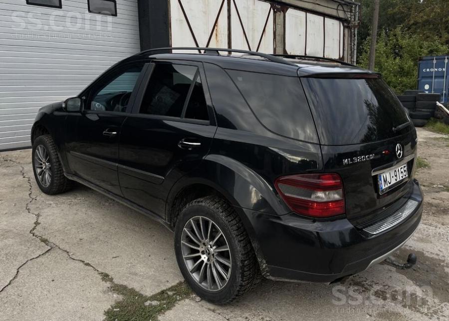 Melns Mercedes-Benz ML 280 2007 Liepāja, ar dzinēja tilpumu 3.00 L un nobraukumu 260 tūkst. km par 4950 €, foto 4 vietnē AUTOMOTO.COM.LV