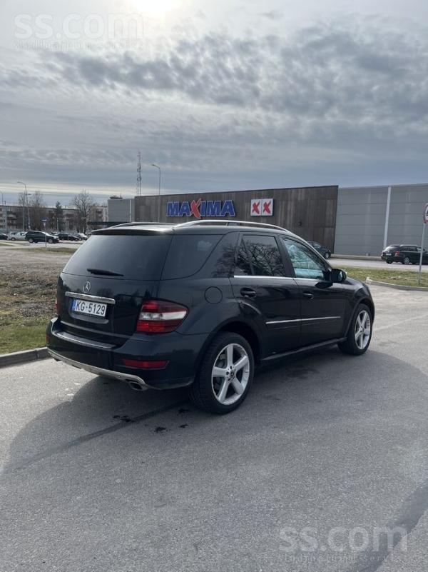 Black Mercedes-Benz ML 280 2009 in Riga, with an engine capacity of 3.00 L and mileage of 292 thousand km for 6700 €, photo 4 on AUTOMOTO.COM.LV