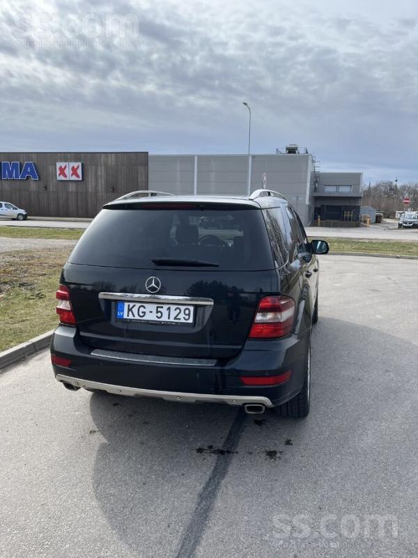 Black Mercedes-Benz ML 280 2009 in Riga, with an engine capacity of 3.00 L and mileage of 292 thousand km for 6700 €, photo 5 on AUTOMOTO.COM.LV