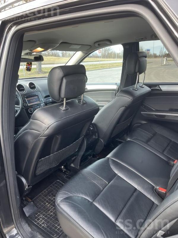 Black Mercedes-Benz ML 280 2009 in Riga, with an engine capacity of 3.00 L and mileage of 292 thousand km for 6700 €, photo 7 on AUTOMOTO.COM.LV