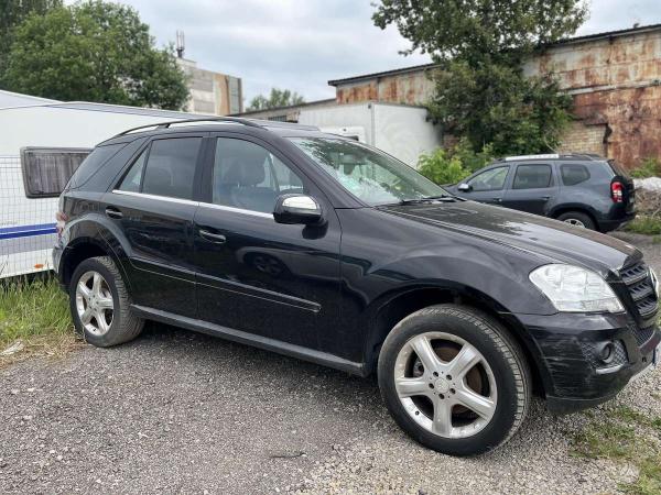 Black Mercedes-Benz ML 280 2009 in Siauliai, with an engine capacity of 3.00 L and mileage of 234 thousand km for 5500 €, photo 4 on AUTOMOTO.COM.LV
