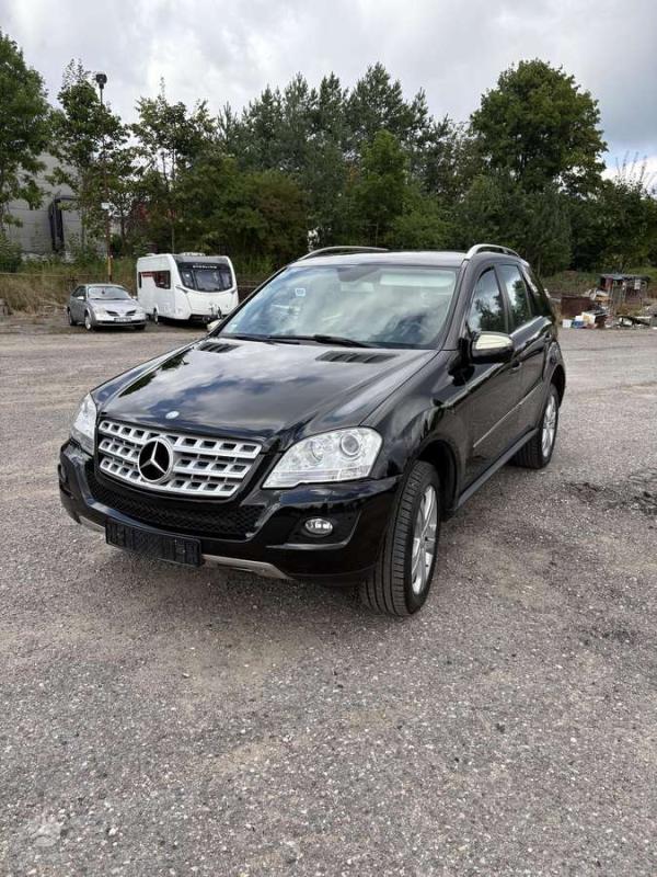 Melns Mercedes-Benz ML 280 2009 Alīta, ar dzinēja tilpumu 3.00 L un nobraukumu 308 tūkst. km par 7350 €, foto 1 vietnē AUTOMOTO.COM.LV