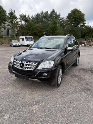 Black Mercedes-Benz ML 280 2009 in Alytus, with an engine capacity of 3.00 L and mileage of 308 thousand km for 7350 €, photo 1 on AUTOMOTO.COM.LV