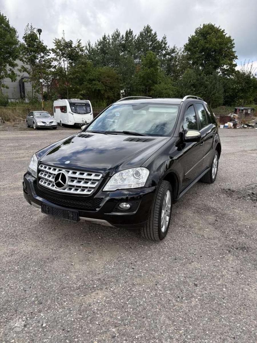 Melns Mercedes-Benz ML 280 2009 Alīta, ar dzinēja tilpumu 3.00 L un nobraukumu 308 tūkst. km par 7350 €, foto 1 vietnē AUTOMOTO.COM.LV