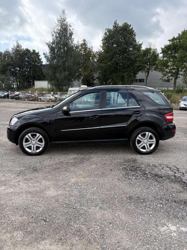 Melns Mercedes-Benz ML 280 2009 Alīta, ar dzinēja tilpumu 3.00 L un nobraukumu 308 tūkst. km par 7350 €, foto 4 vietnē AUTOMOTO.COM.LV