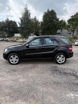 Melns Mercedes-Benz ML 280 2009 Alīta, ar dzinēja tilpumu 3.00 L un nobraukumu 308 tūkst. km par 7350 €, foto 4 vietnē AUTOMOTO.COM.LV