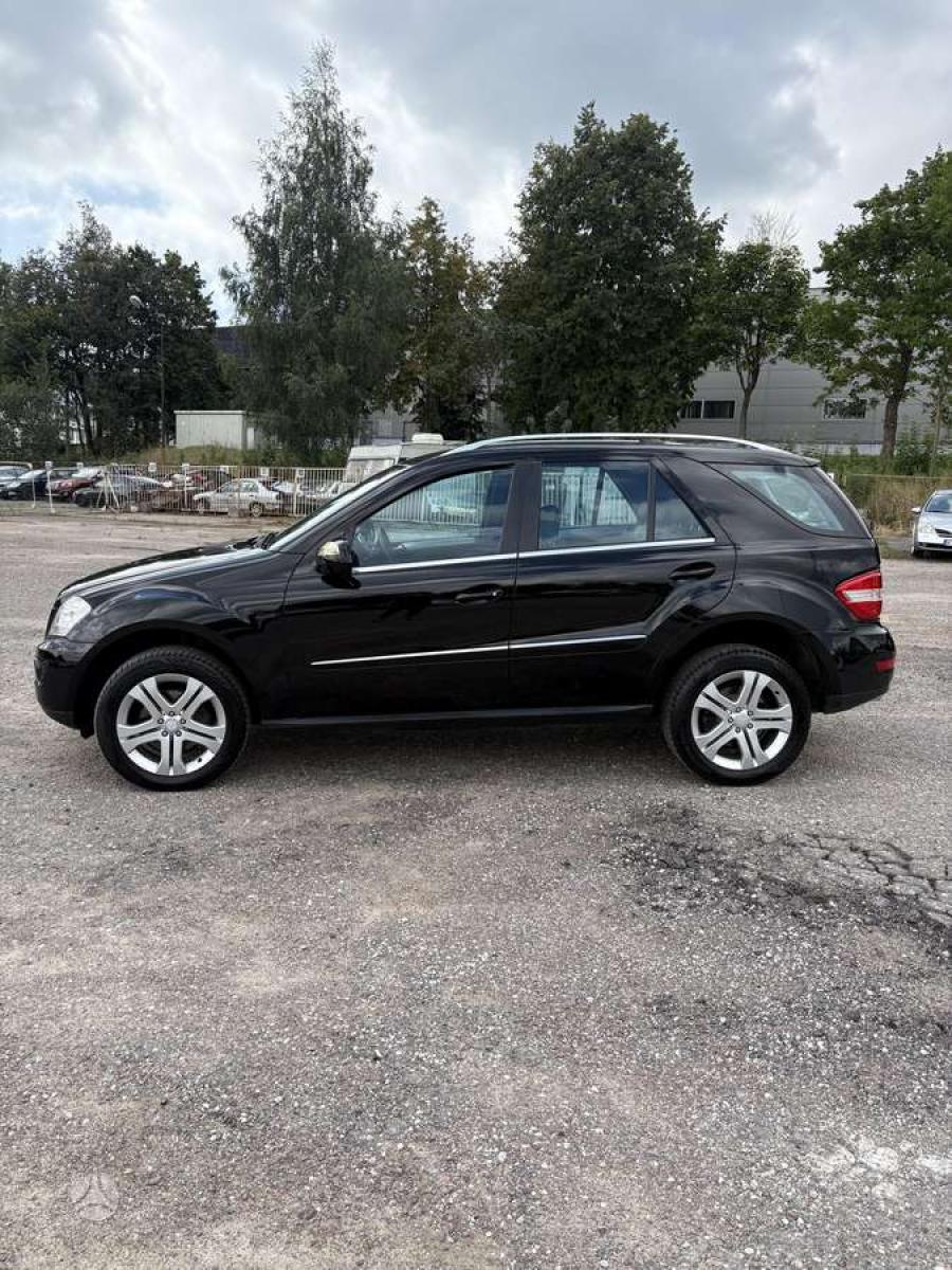 Melns Mercedes-Benz ML 280 2009 Alīta, ar dzinēja tilpumu 3.00 L un nobraukumu 308 tūkst. km par 7350 €, foto 4 vietnē AUTOMOTO.COM.LV