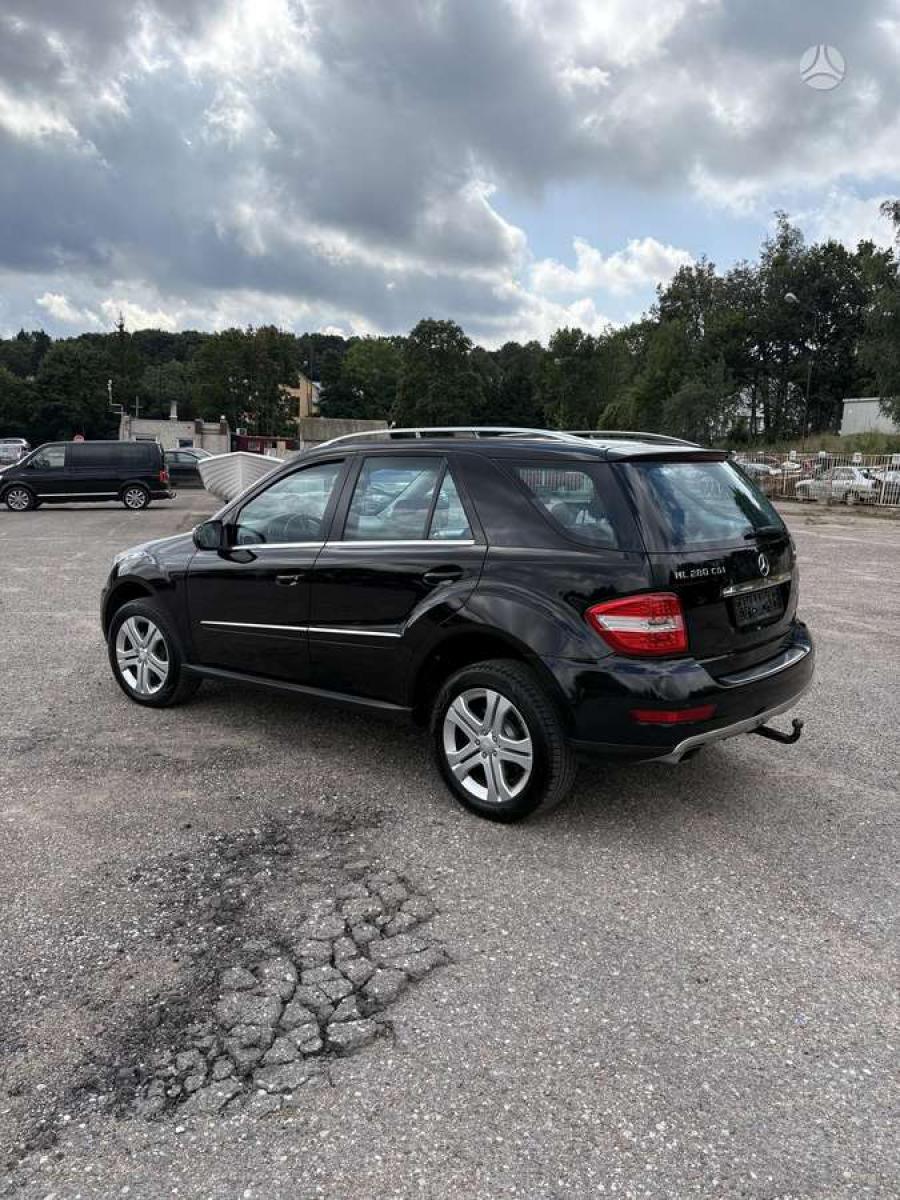 Melns Mercedes-Benz ML 280 2009 Alīta, ar dzinēja tilpumu 3.00 L un nobraukumu 308 tūkst. km par 7350 €, foto 5 vietnē AUTOMOTO.COM.LV